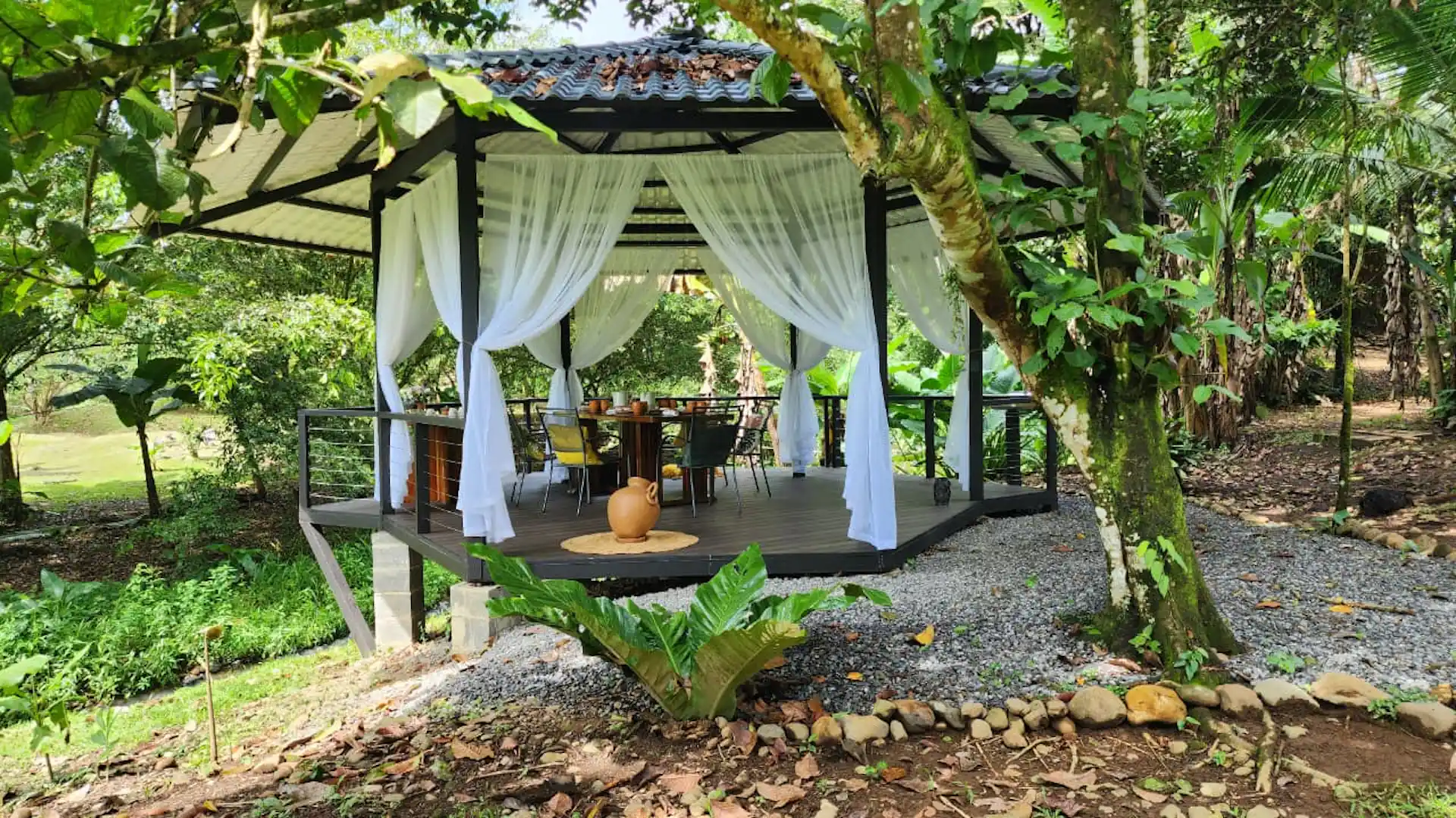 Farm-Style Outdoor Dining Experience | Rainforest Explorers La Fortuna